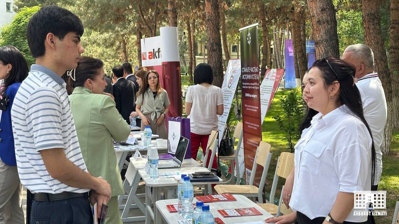 Young people were assigned as apprentices to craftsmen at the job fair ...